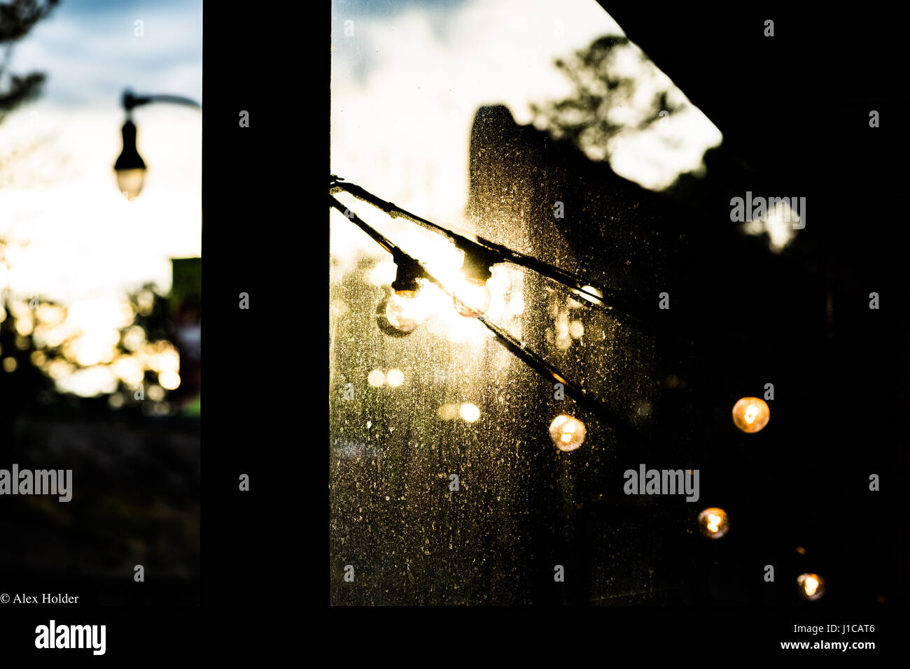 Splende attraverso le finestre immagini e fotografie stock ad alta ...