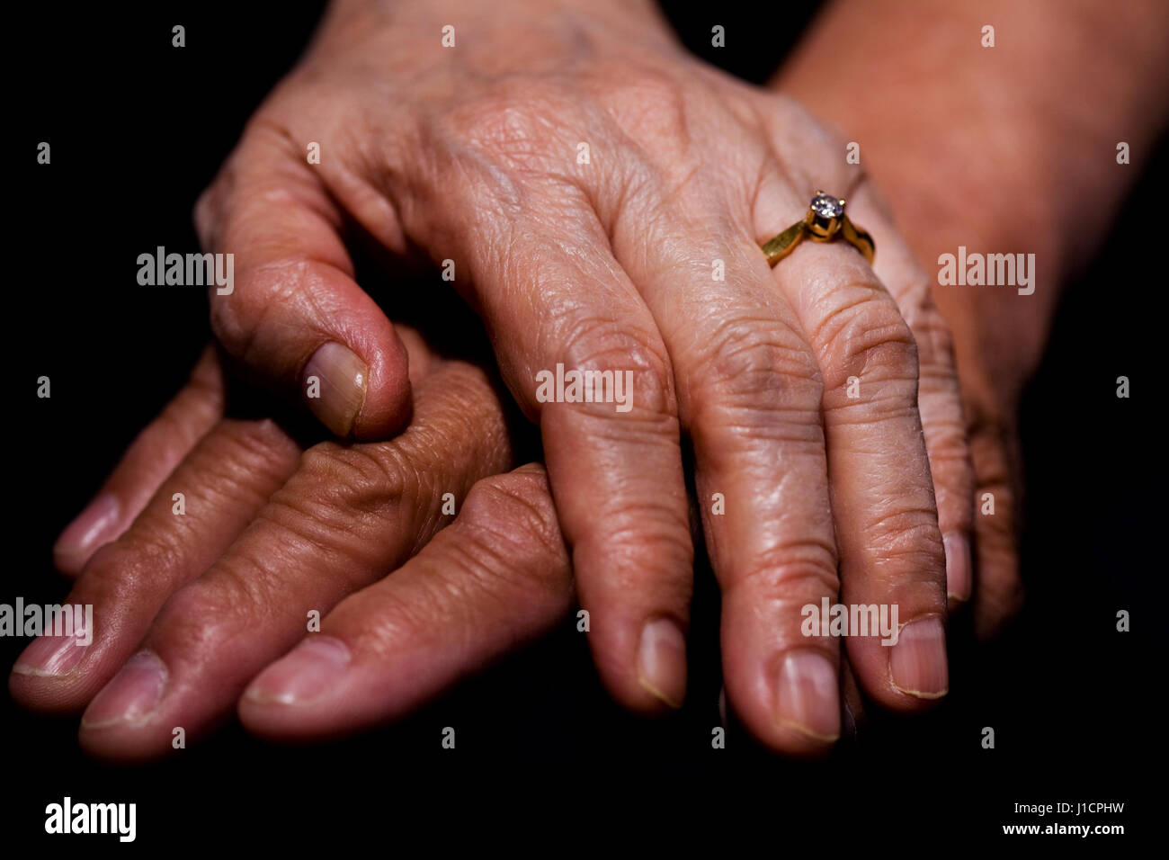 Anziani che si tengono per mano immagini e fotografie stock ad alta ...