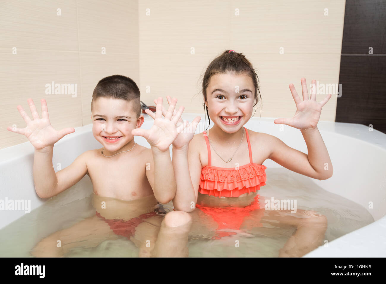 Sorridenti Fratello E Sorella Gioca In Bagno Cpncept Del Bambino Di Igiene Di Uno Stile Di