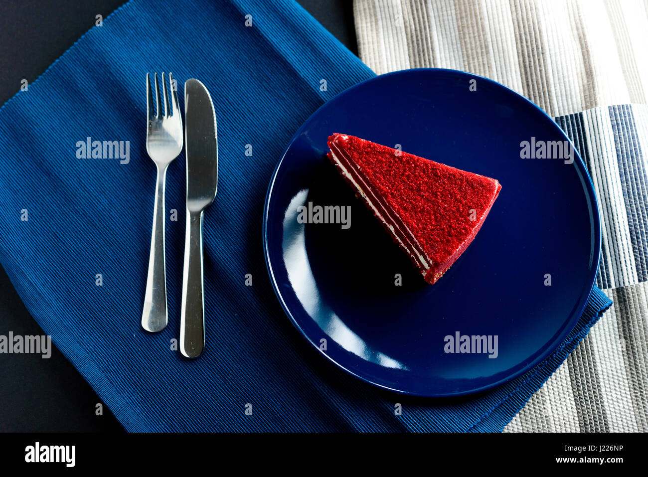 Torta di compleanno rossa immagini e fotografie stock ad alta ...