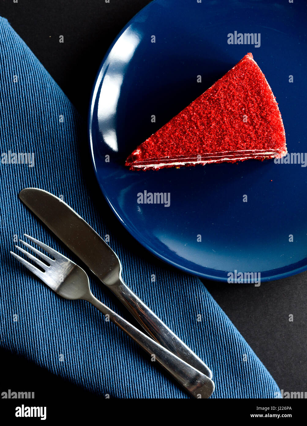 Torta rossa e bianca immagini e fotografie stock ad alta risoluzione ...