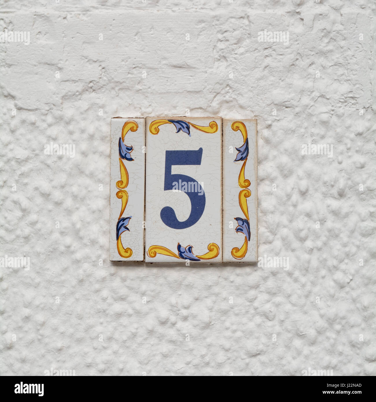 Numero civico 5 sign in piastrelle di ceramica sulla parete Foto stock ...