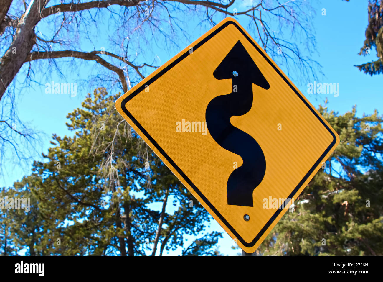 Curva stretta su strada tortuosa immagini e fotografie stock ad alta ...