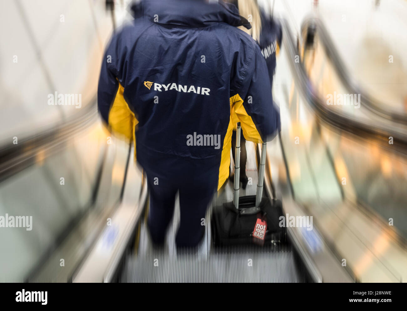 Ryanair uniform immagini e fotografie stock ad alta risoluzione - Alamy