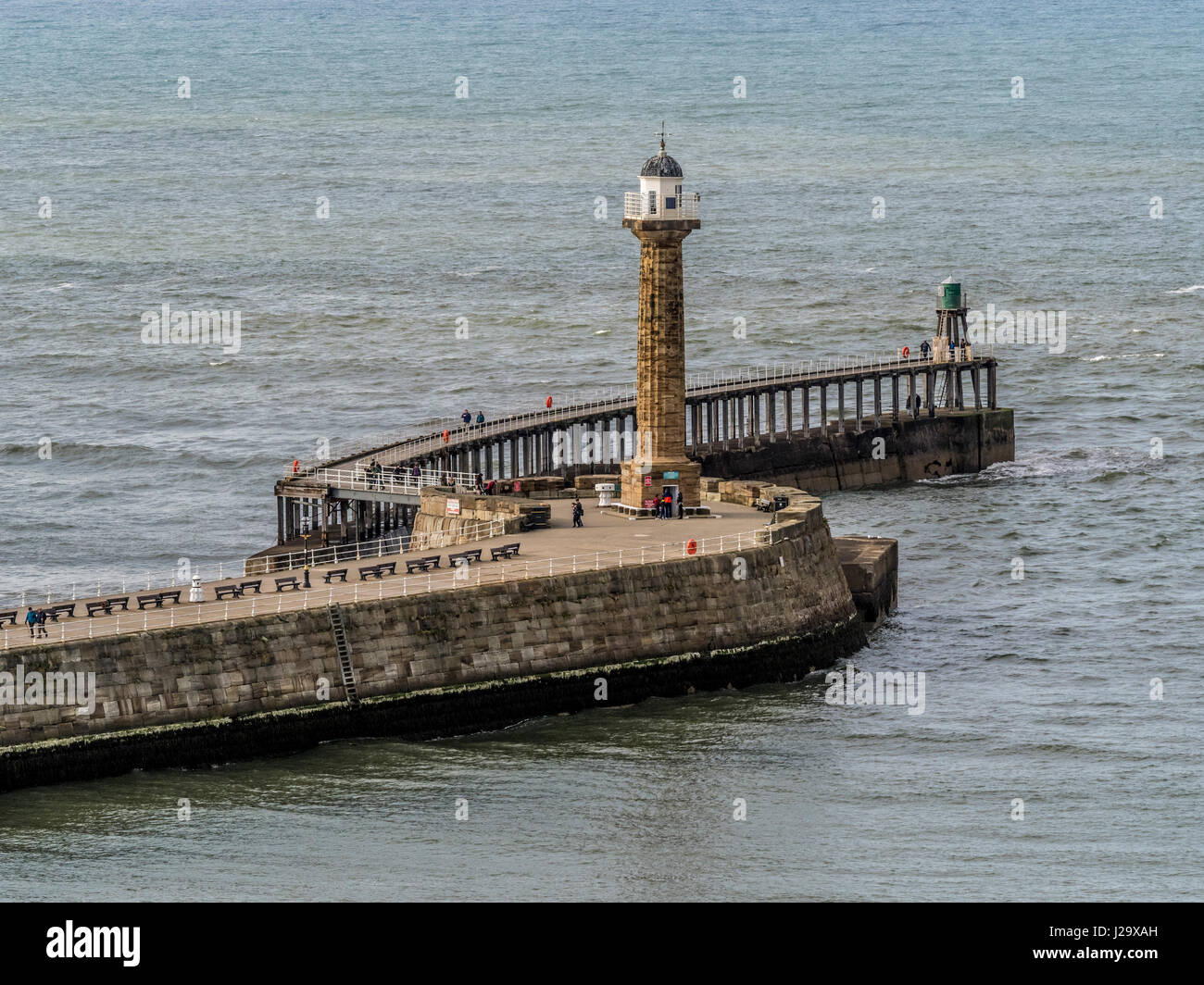 Faro in legno whitby west pier immagini e fotografie stock ad alta ...