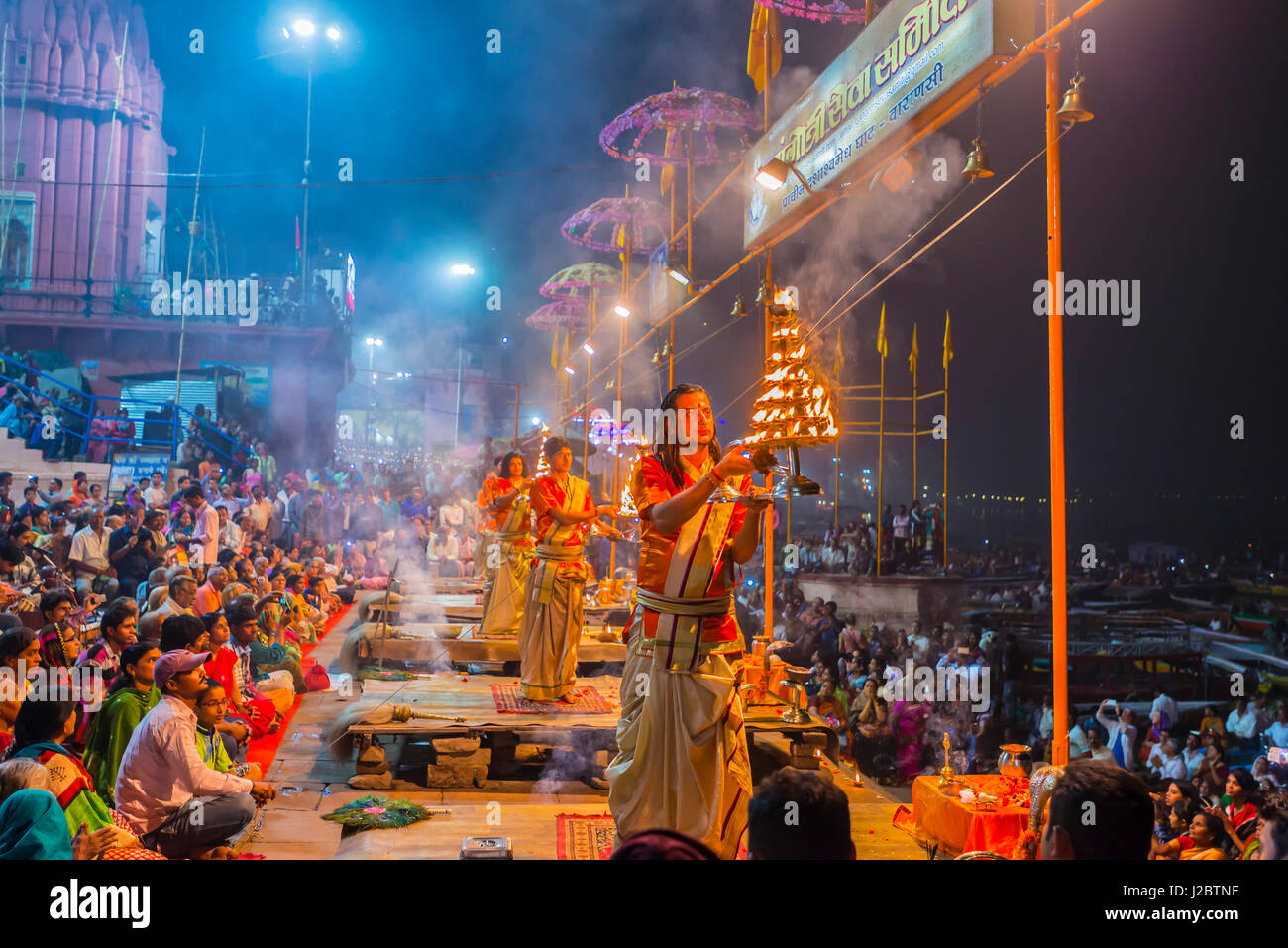 India, Varanasi, Fiume Gange, fedeli indù e i turisti vedere il ...