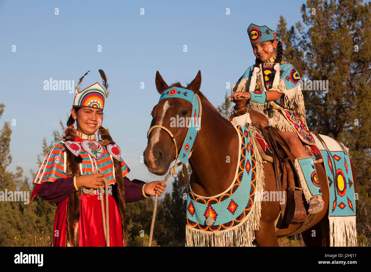 Native American Family di due sorelle vestiti in abiti tradizionali e ...