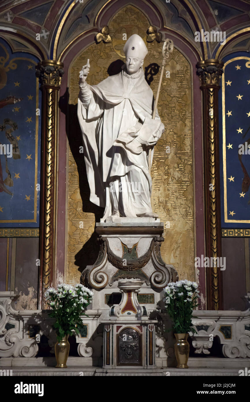 San Gennaro. Statua in marmo presso l'altare laterale nella cappella di ...