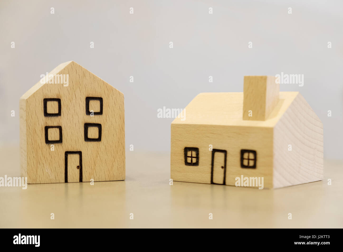 Case in miniatura in legno immagini e fotografie stock ad alta ...