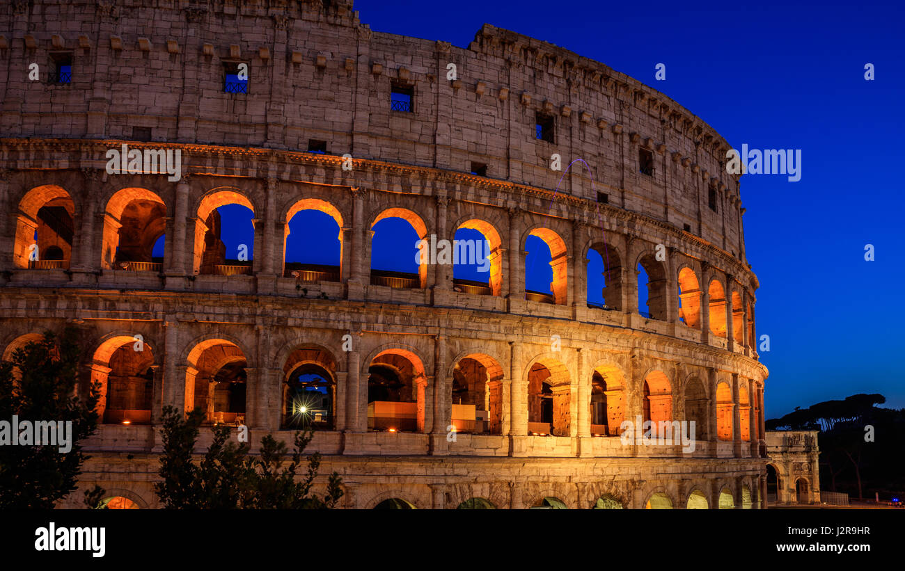 Colosseo a roma al tramonto con luci immagini e fotografie stock ad ...