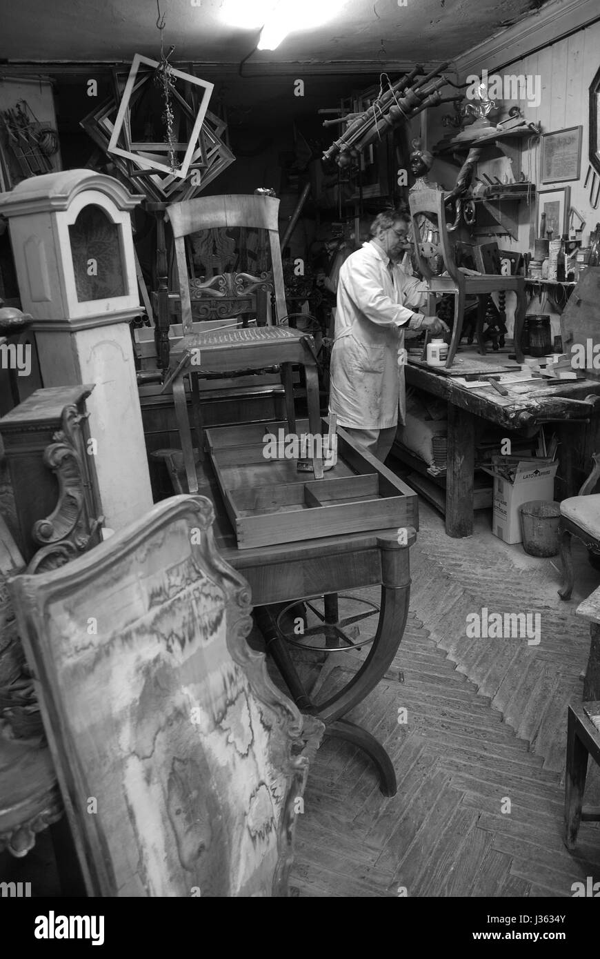 Restauratore di mobili antichi immagini e fotografie stock ad alta ...