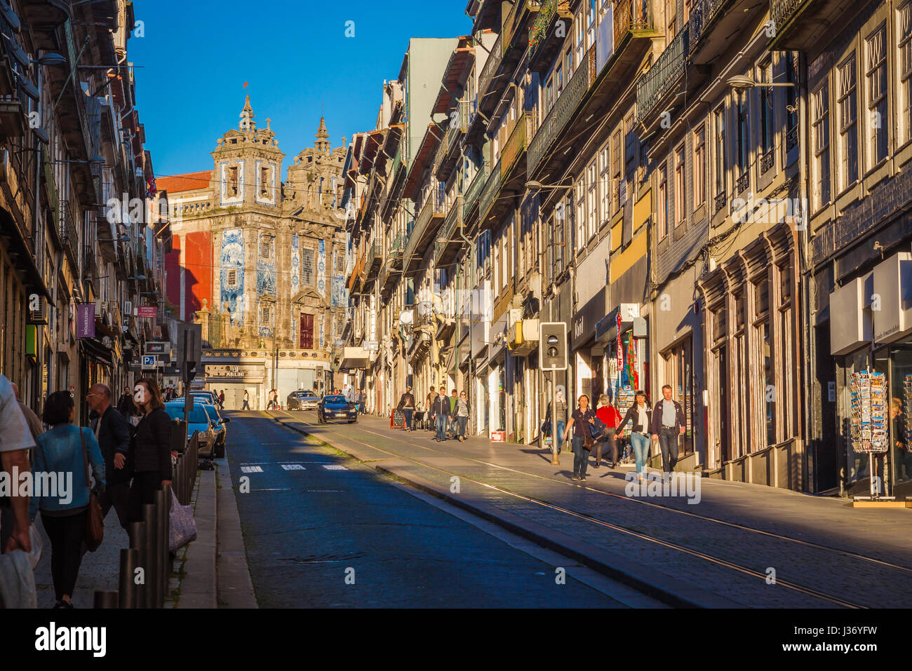 Porto Portogallo centro, tramonto lungo la Rua 31 de Janeiro nel centro ...
