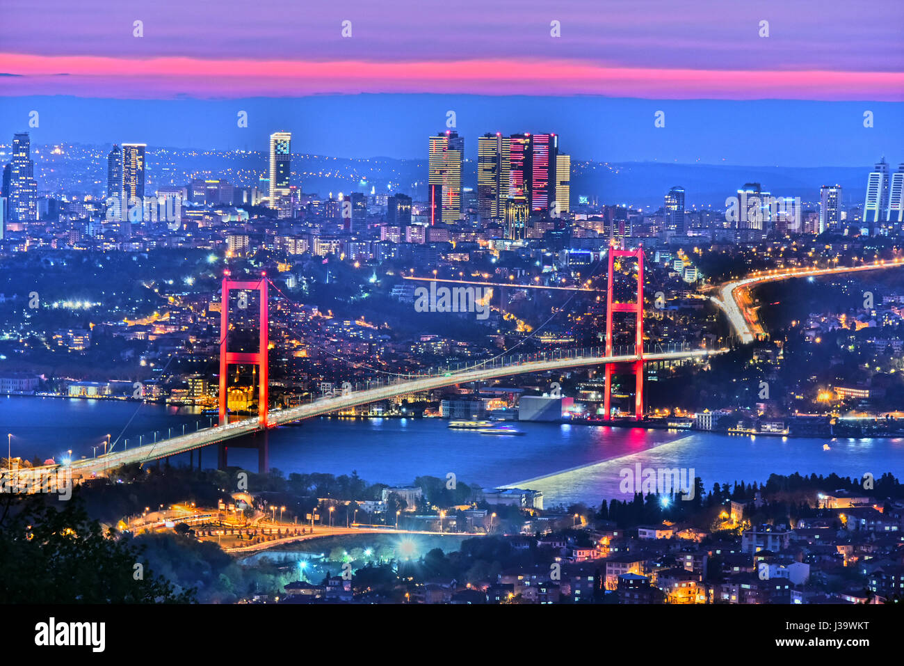 Vista panoramica di Istanbul con il ponte sul Bosforo oltre lo stretto ...