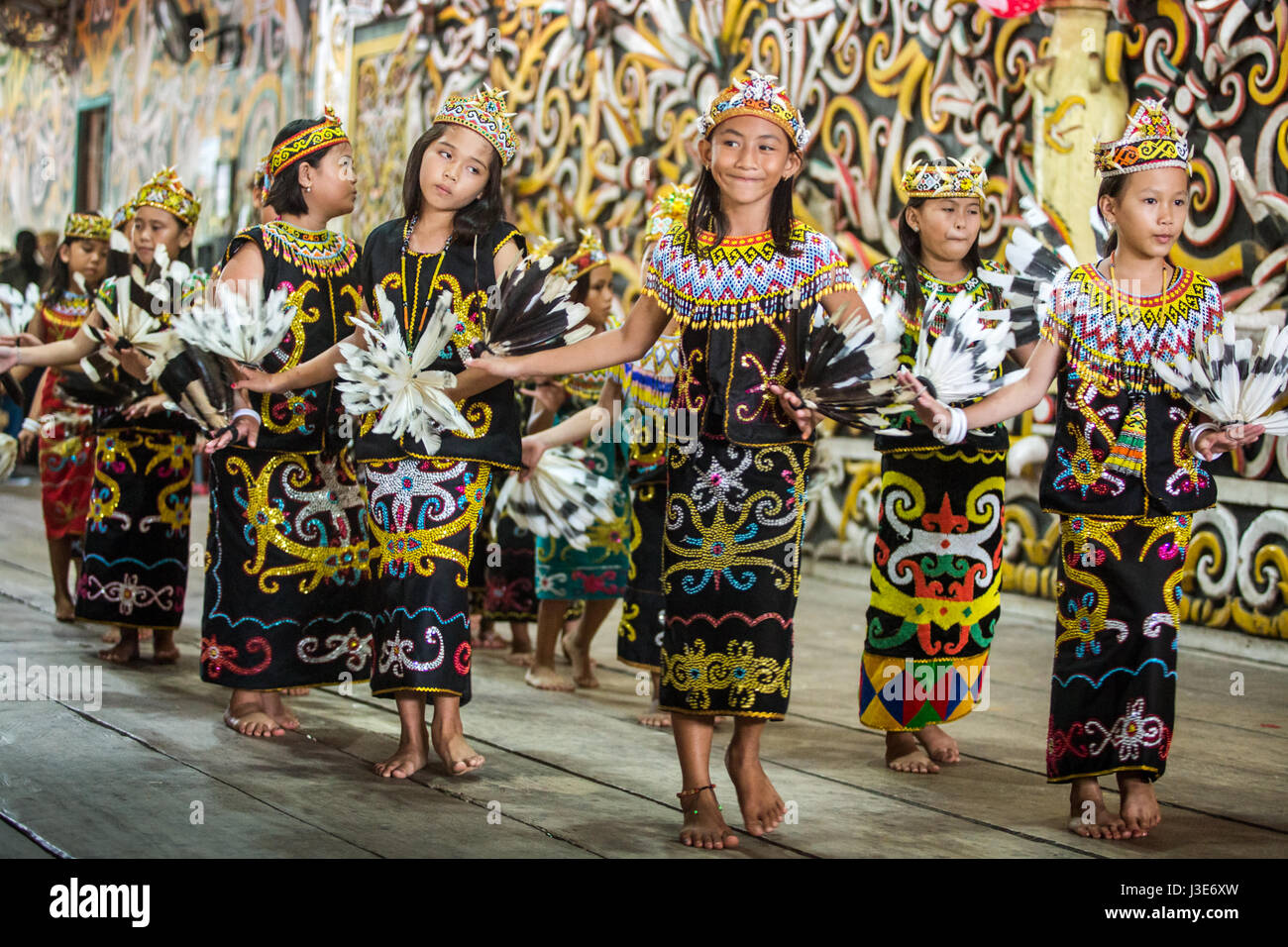 Dayak costume immagini e fotografie stock ad alta risoluzione - Alamy