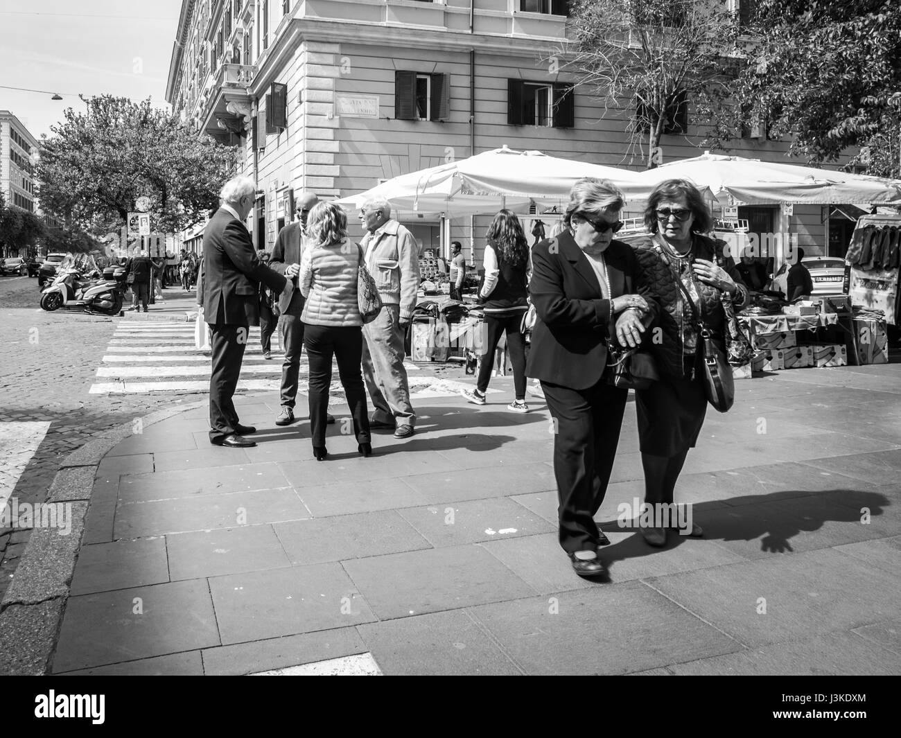Persone a roma immagini e fotografie stock ad alta risoluzione - Alamy