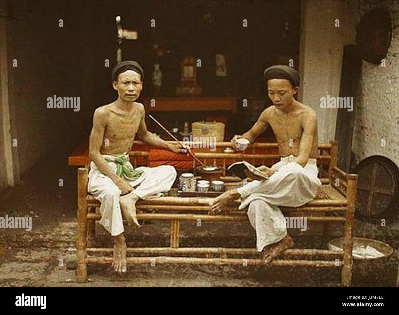 Oppio fumatori immagini e fotografie stock ad alta risoluzione - Alamy