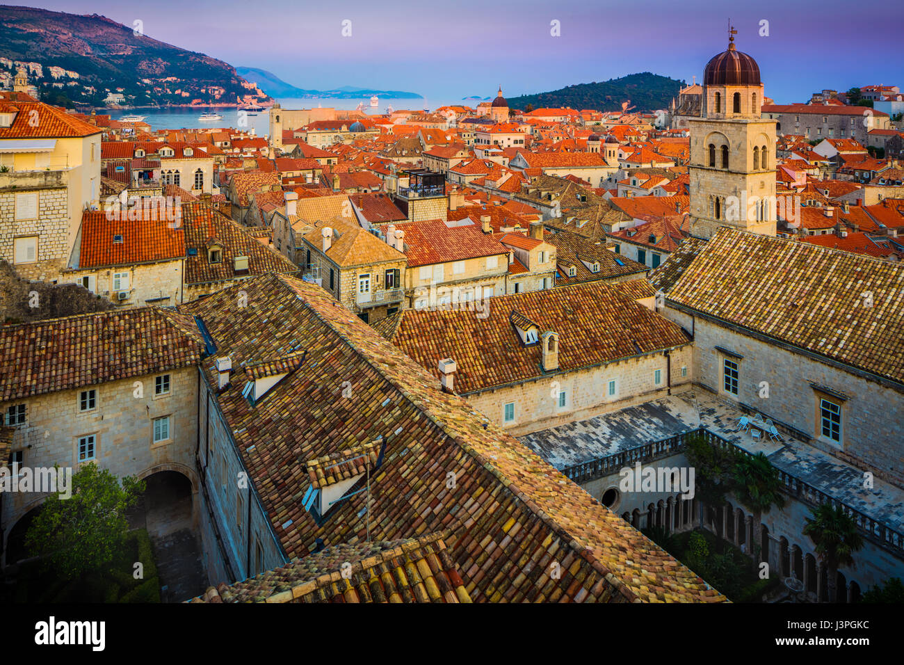 Dubrovnik, Croazia, con le sue caratteristiche mura medievali della ...