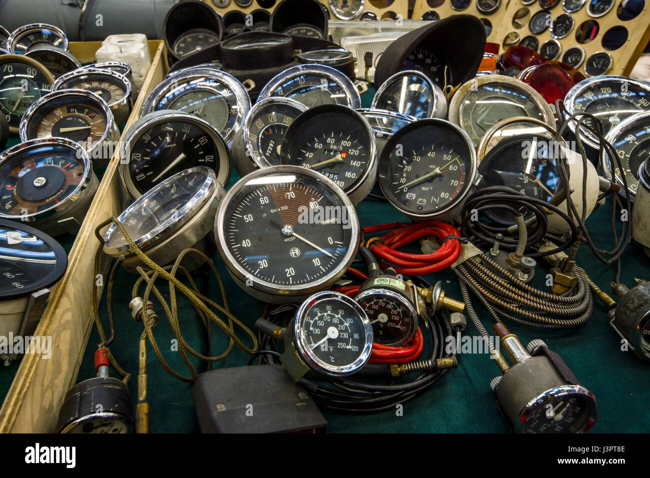 Tachimetro contagiri immagini e fotografie stock ad alta risoluzione ...