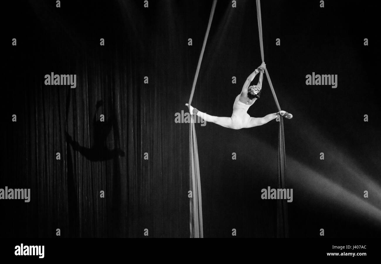 Spettacolo acrobatica immagini e fotografie stock ad alta risoluzione ...