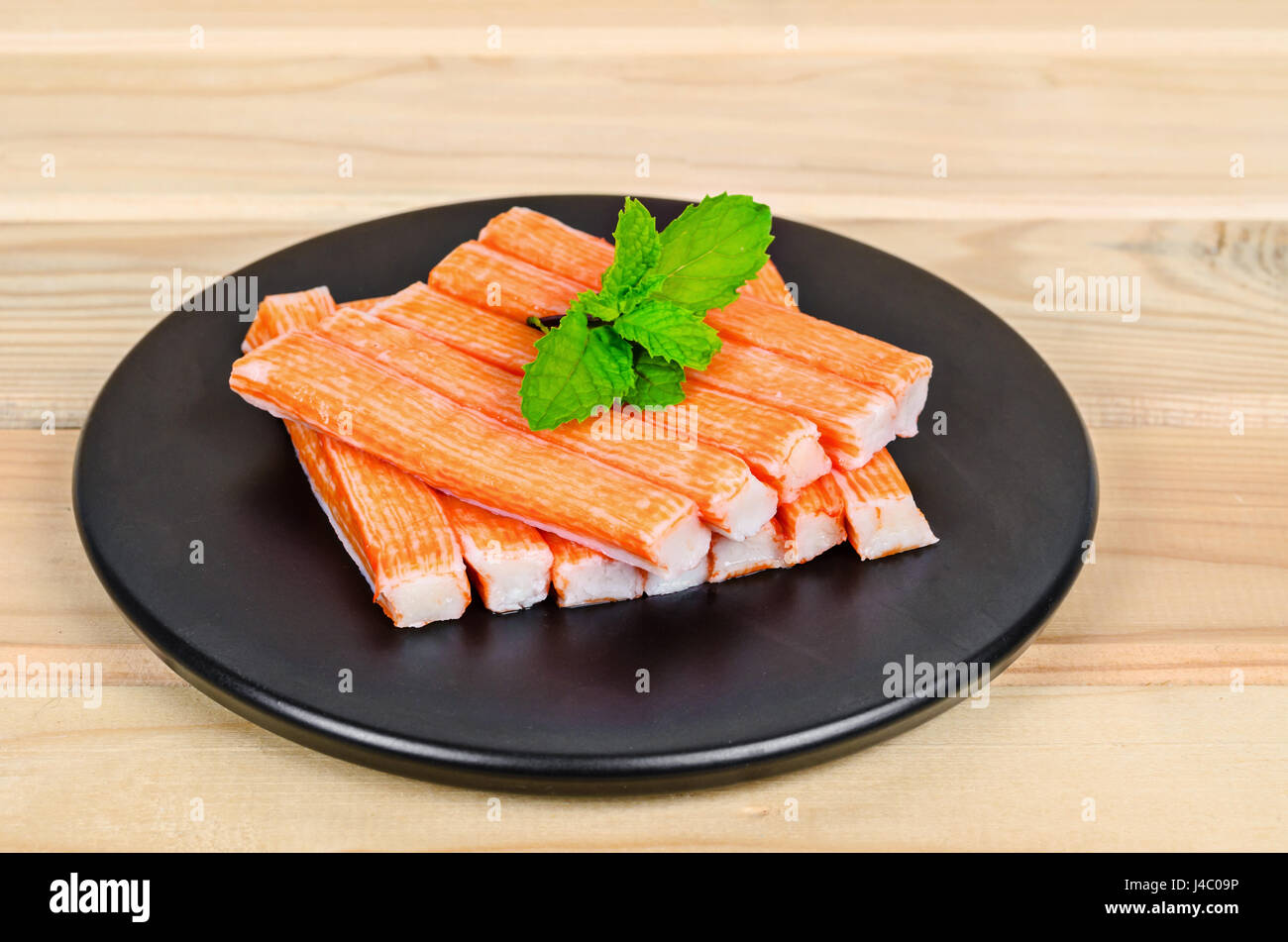 Insalata di granchio su sfondo nero immagini e fotografie stock ad alta ...