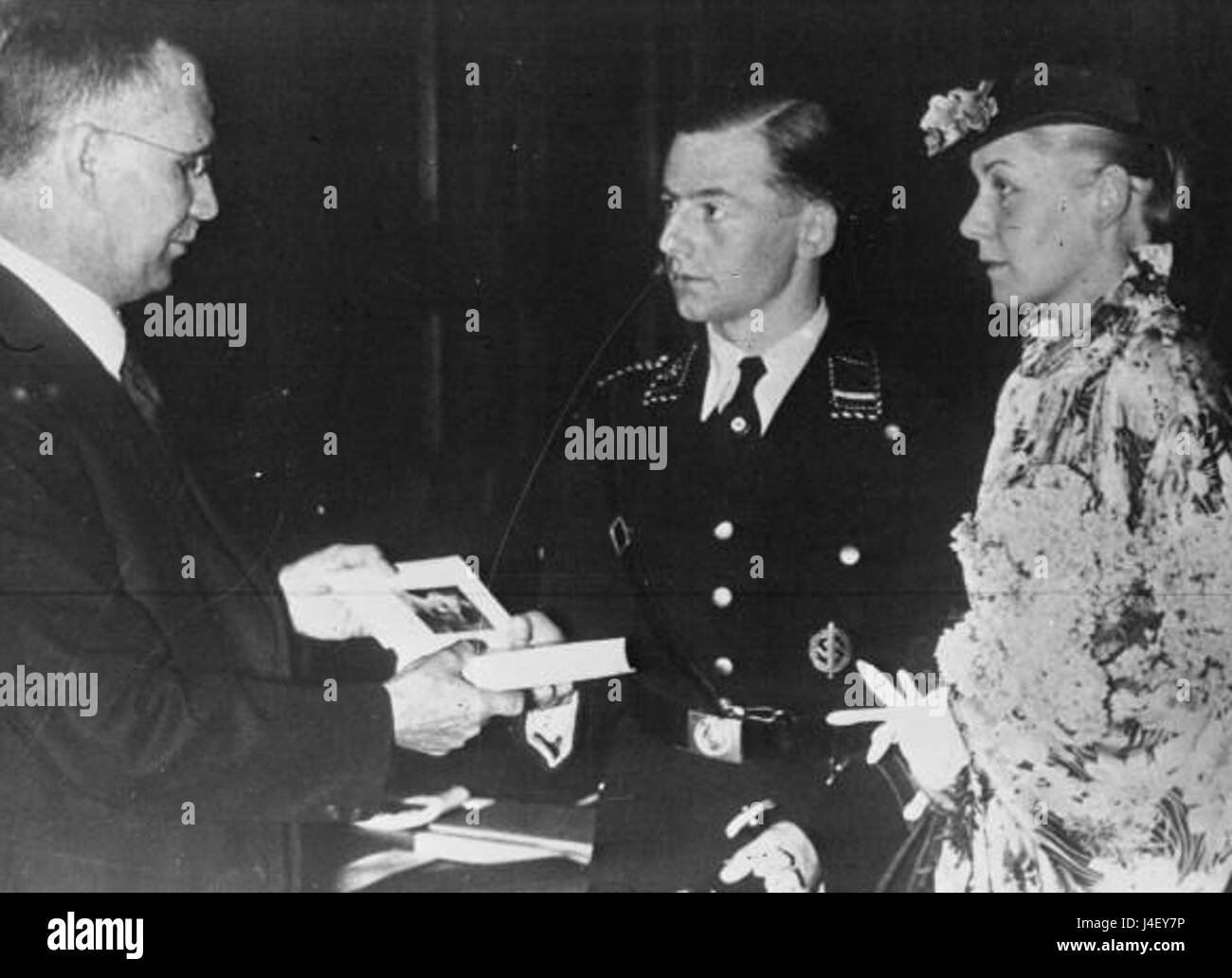 Libro mein kampf di adolf hitler Foto e Immagini Stock in Bianco e Nero ...