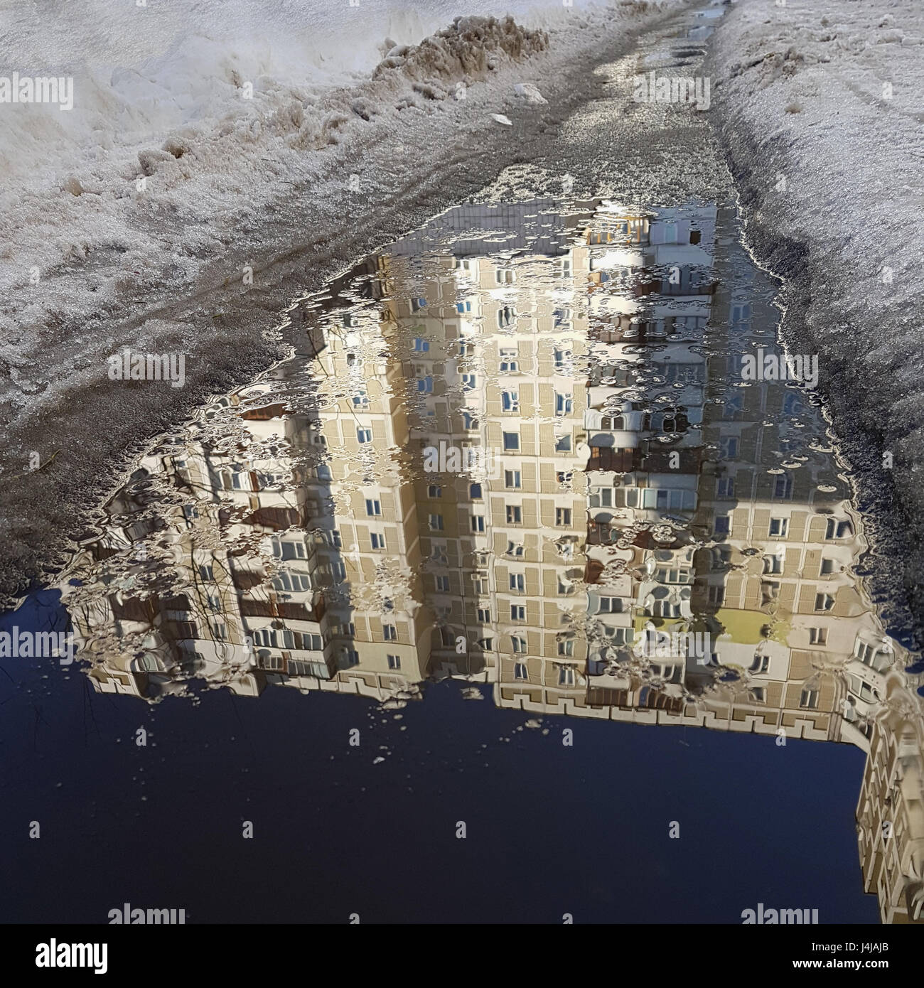 Triangolare di riflessione speculare di un bianco casa alta in una ...