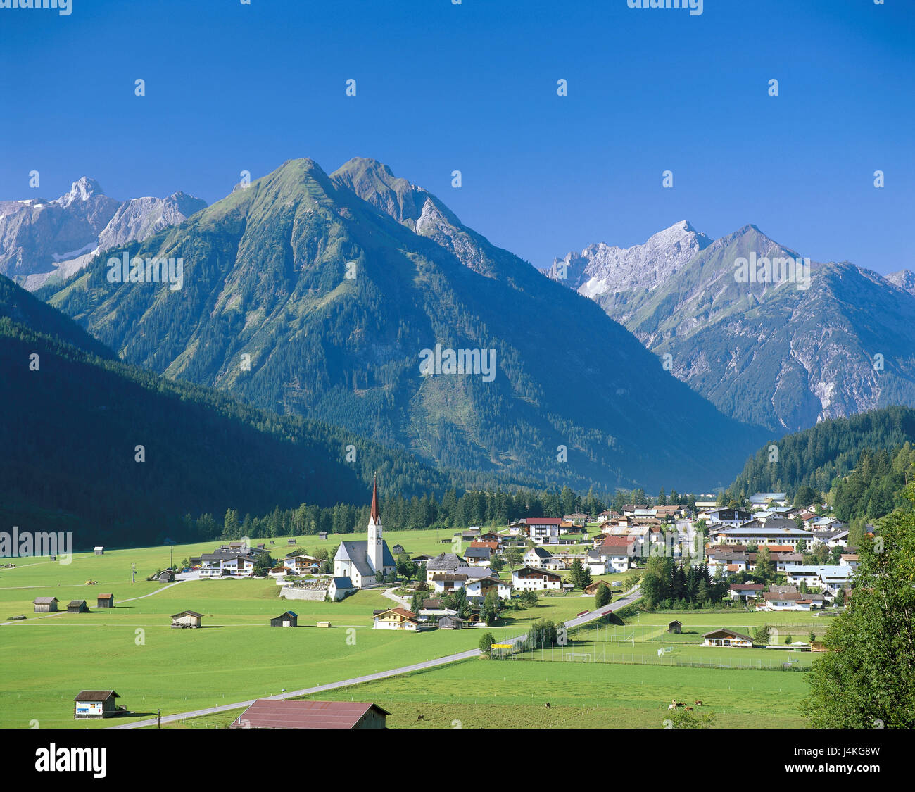 Austria, Tirolo, Lechtal, Elbigenalp, vista locale, chiesa, estate ...