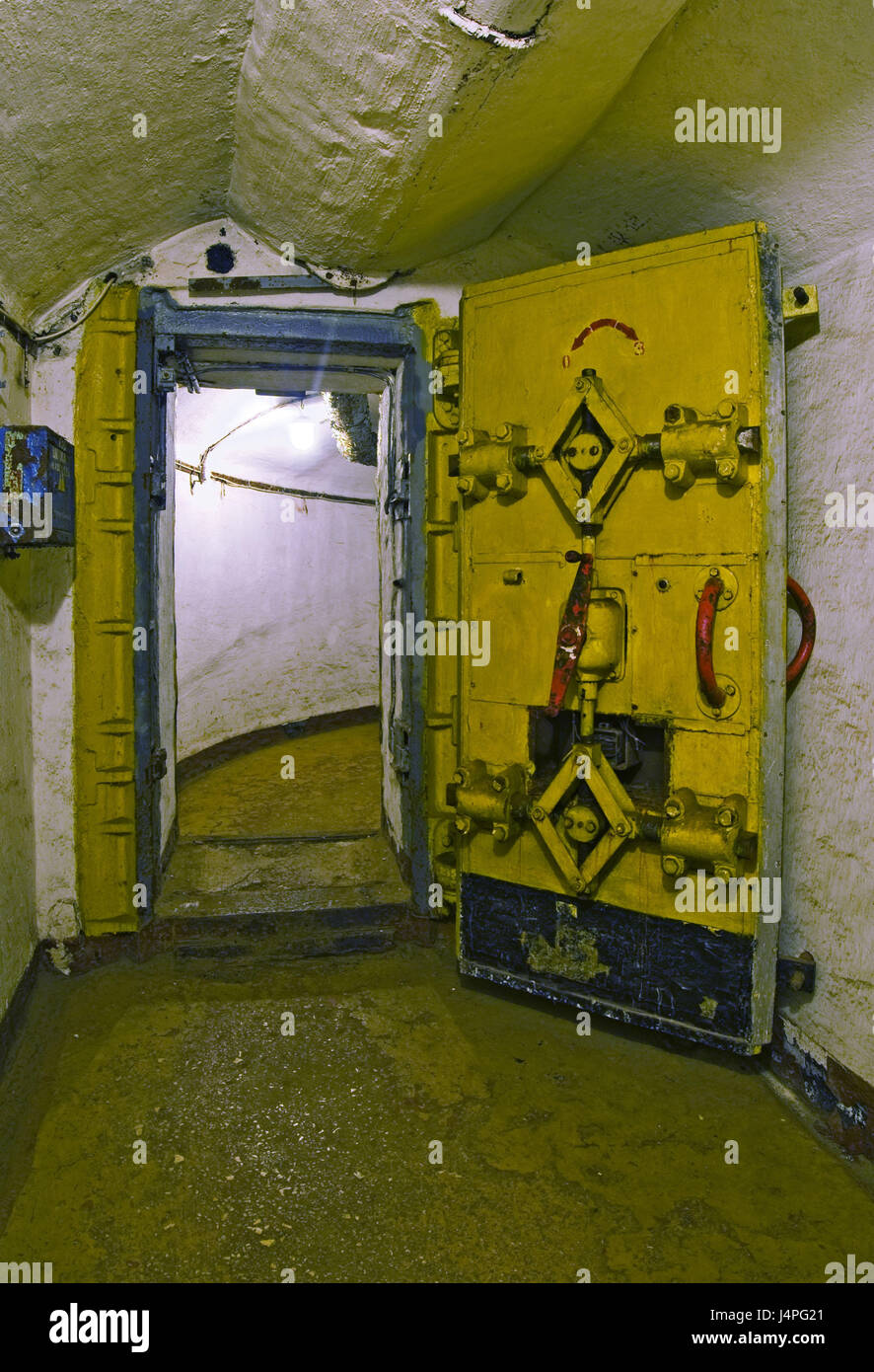 La porta del bunker immagini e fotografie stock ad alta risoluzione - Alamy