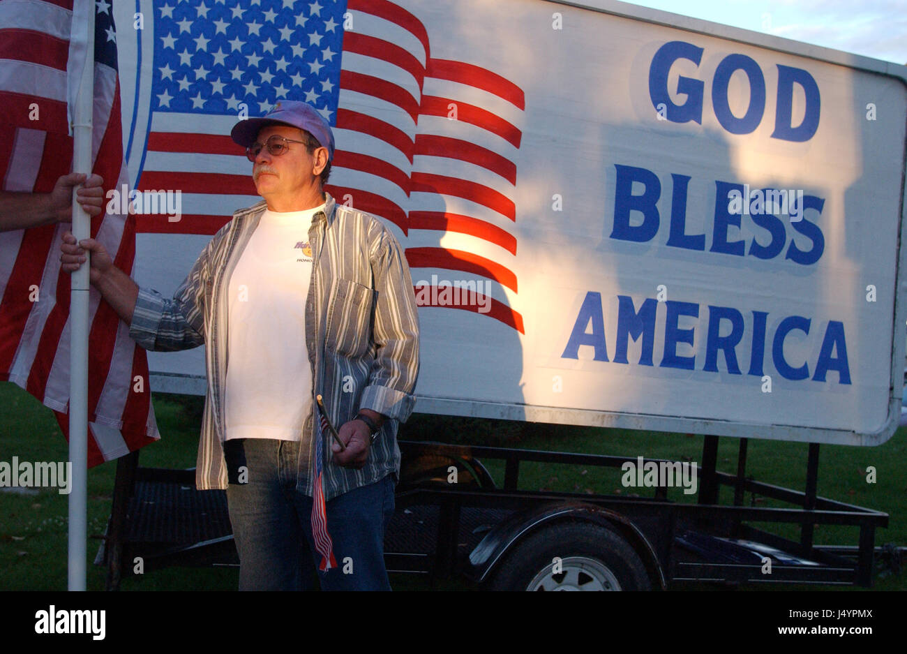 Il Veterano dell'esercito Phillip Purtlebaugh tenere una bandiera ...