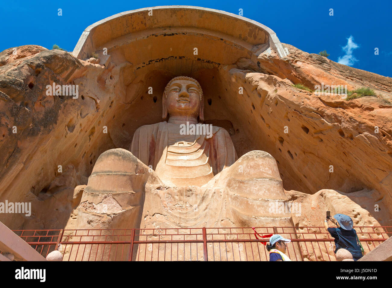 Gigantesca statua del Buddha, il Monte Sumeru Grotte, Guyuan, Ningxia ...