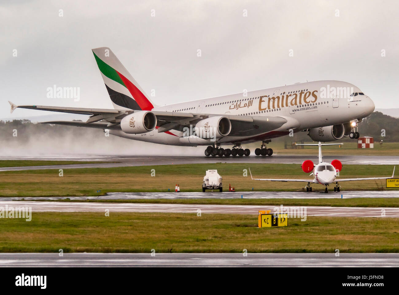 Emirates airbus a380 800 immagini e fotografie stock ad alta ...