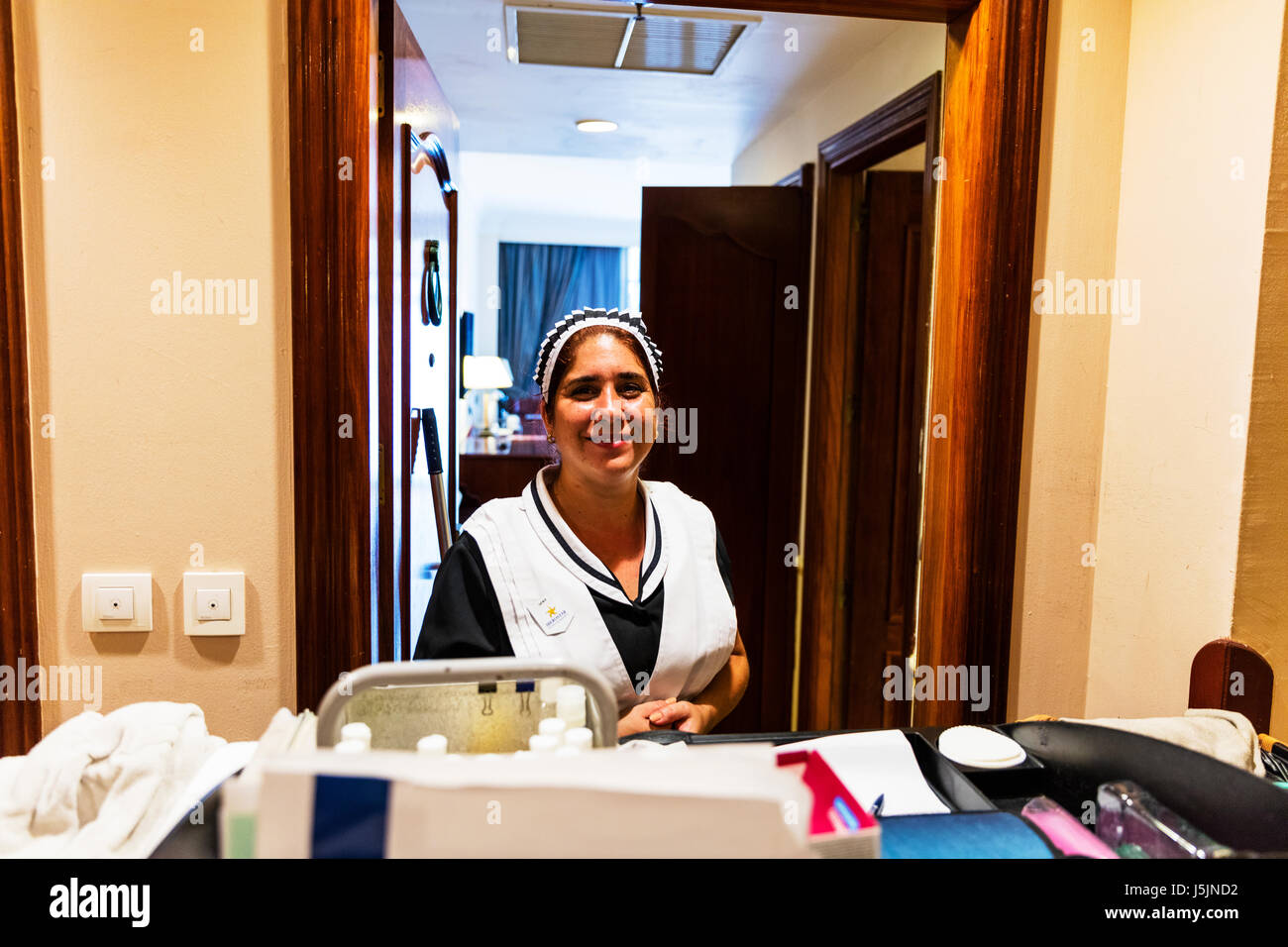Maid uniform immagini e fotografie stock ad alta risoluzione - Alamy