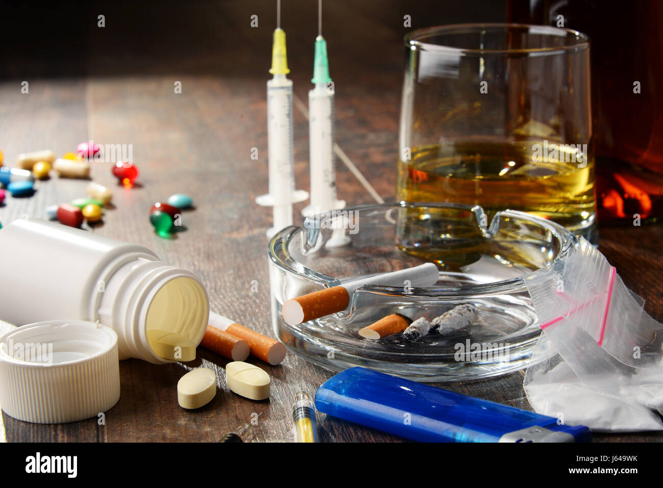 Varietà di sostanze che provocano assuefazione, inclusi alcool e sigarette e droghe Foto stock ...