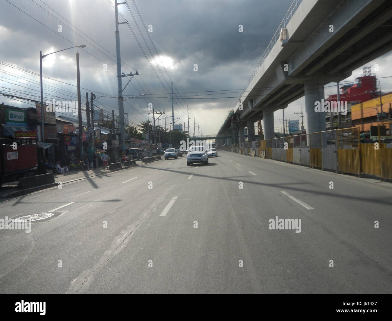 08918 paesaggio di Manila MRT Linea 3 Santolan stazione LRT - Emerald ...