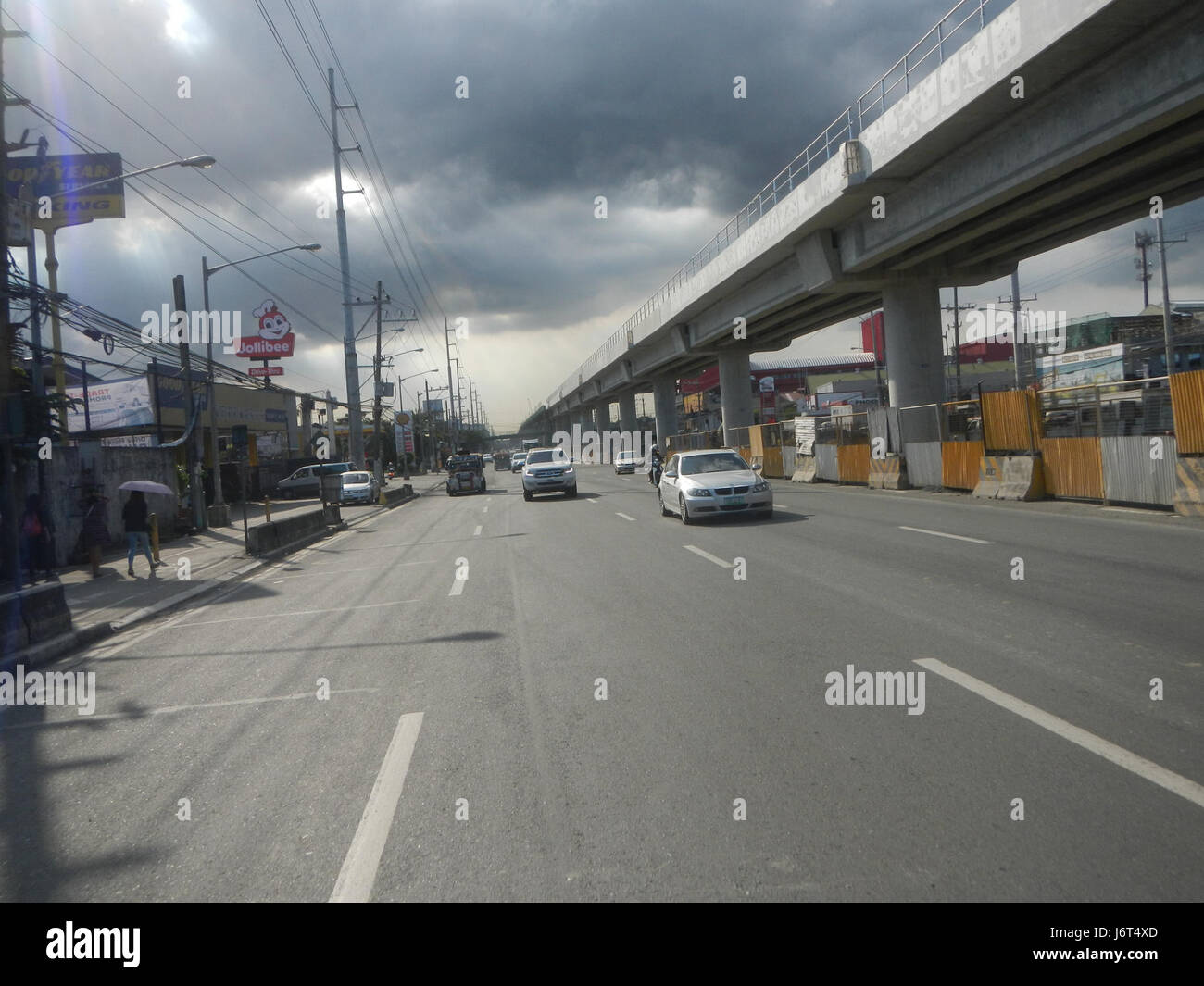08918 paesaggio di Manila MRT Linea 8 Santolan stazione LRT - Emerald ...