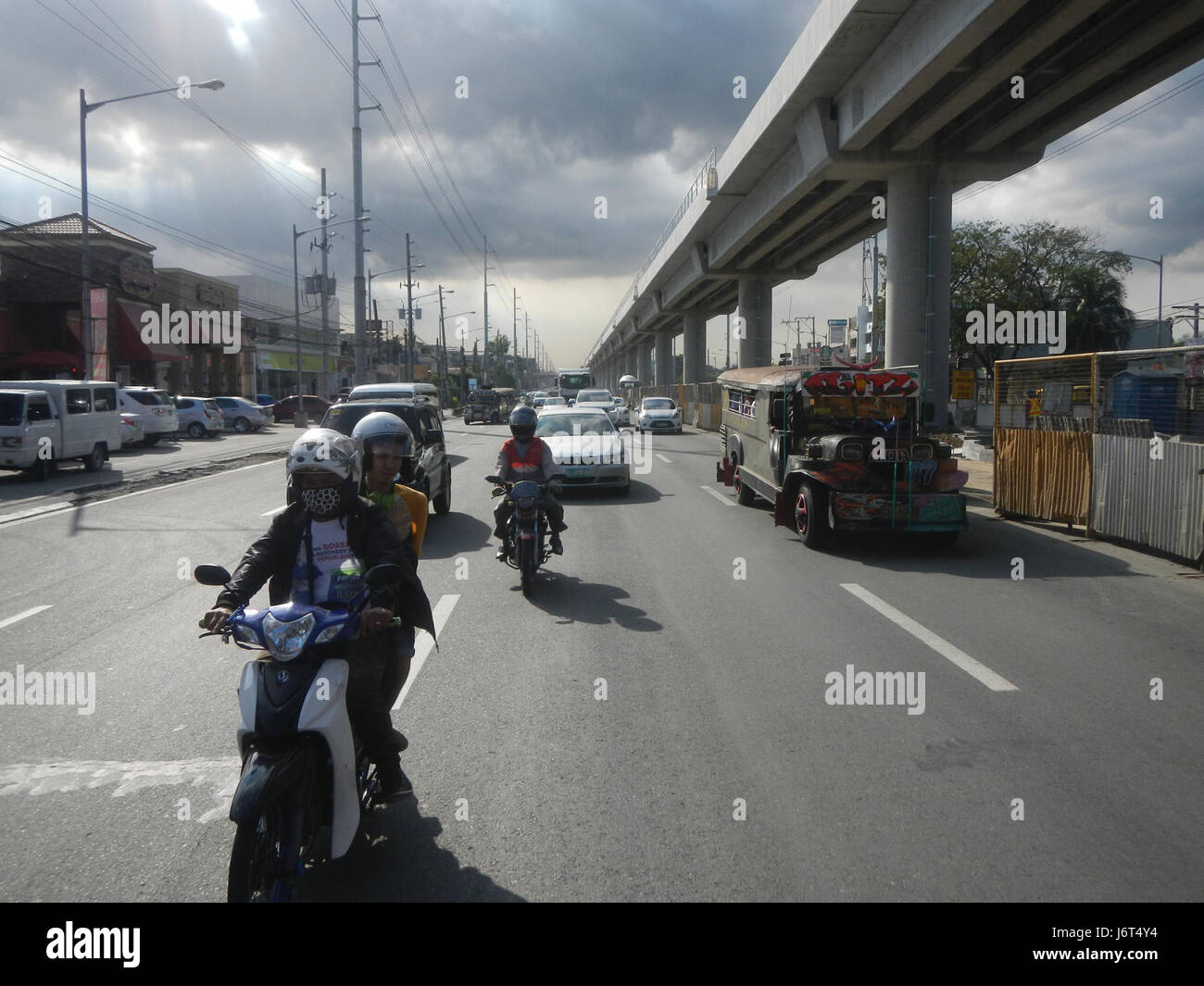 08918 paesaggio di Manila Linea MRT 24 Santolan stazione LRT - Emerald ...