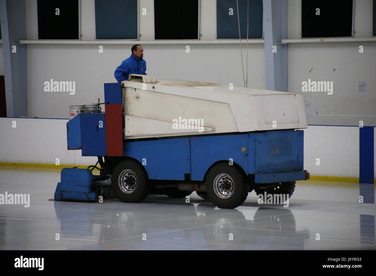 Zamboni ice rink immagini e fotografie stock ad alta risoluzione - Alamy