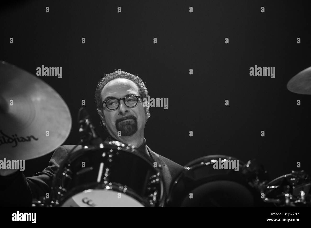 Il batterista Bobby Z della Rivoluzione, la band di sostegno del ...