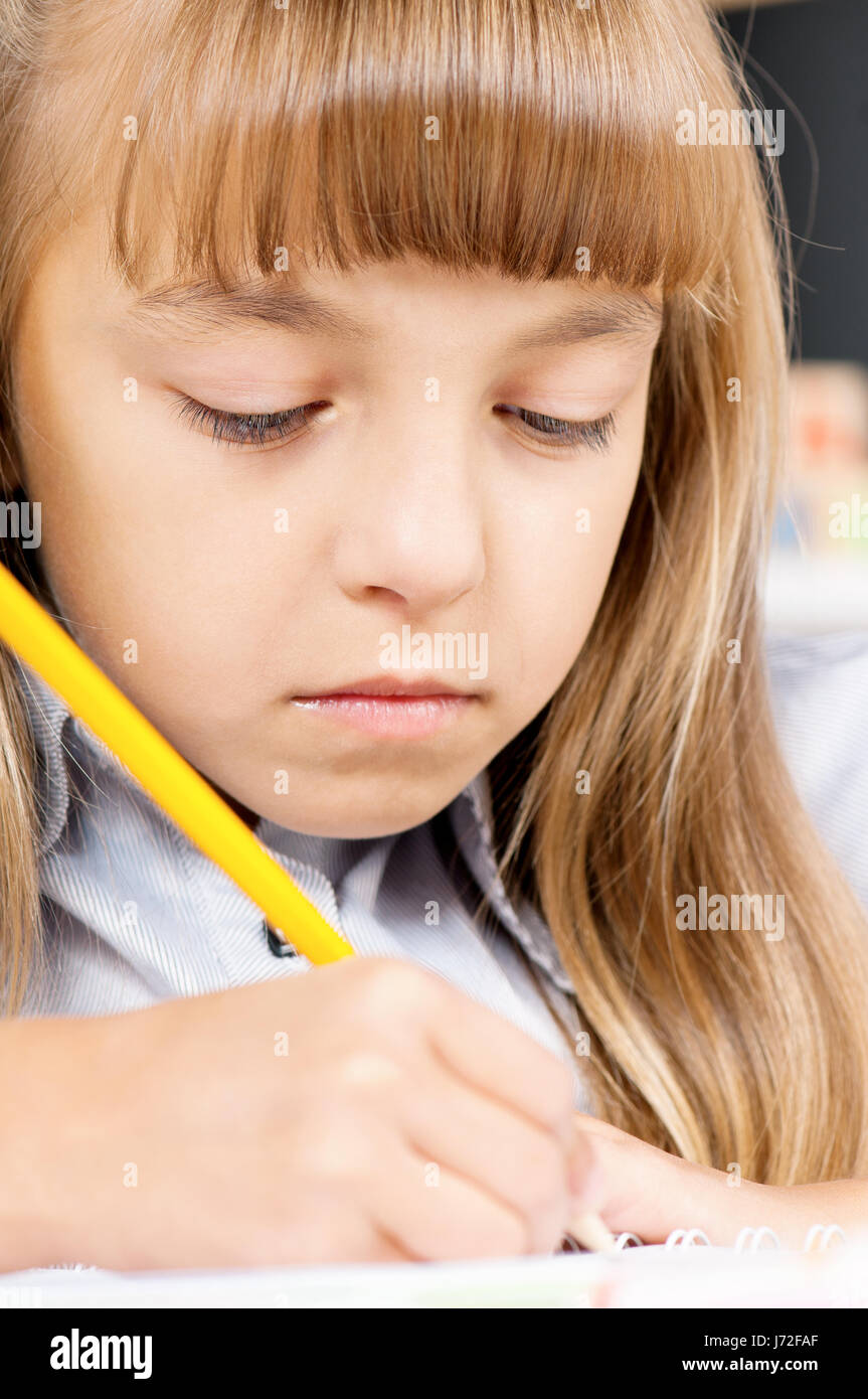 Ragazza alla scrivania immagini e fotografie stock ad alta risoluzione ...