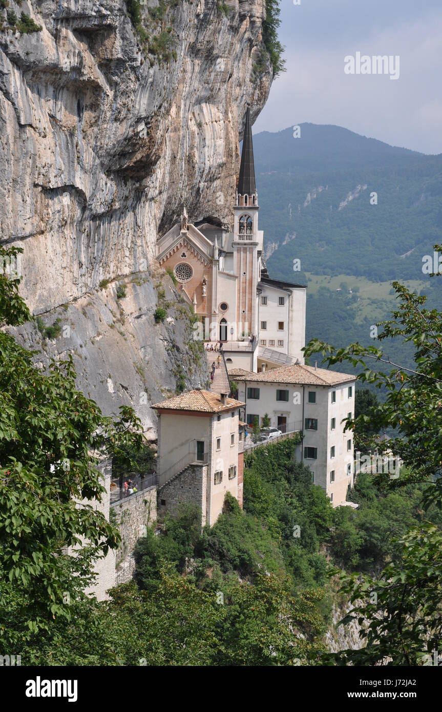 Chiesa monastero gardasee convento torre di montagna grotta della ...