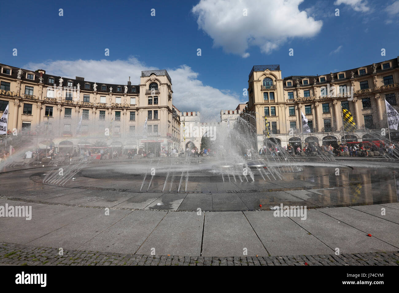 Fontana a karlsplatz o stachus a monaco di baviera immagini e ...