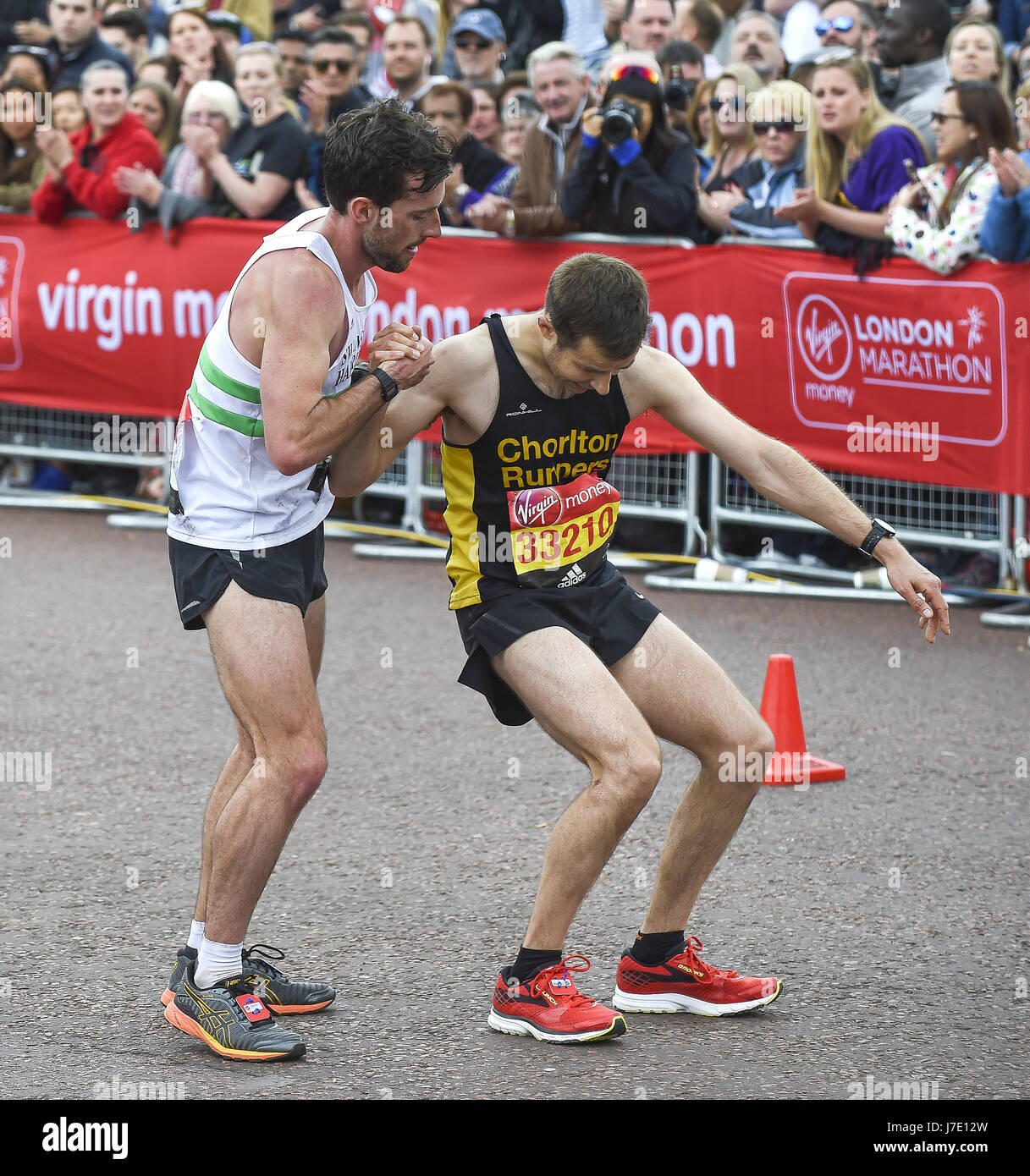 Matthew Rees (sinistra) di Swansea Harriers unselfishly aiuta David ...