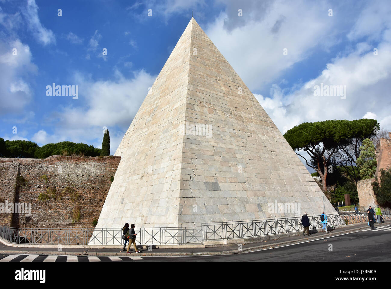 Piramide roma immagini e fotografie stock ad alta risoluzione - Alamy