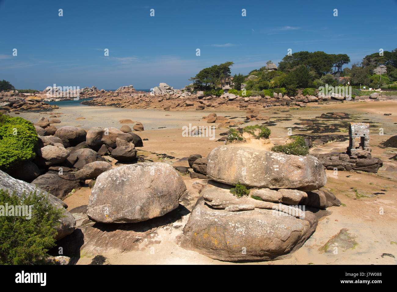 Côte de Granit Rose, costa di granito rosa Ploumanach beach e bay ...