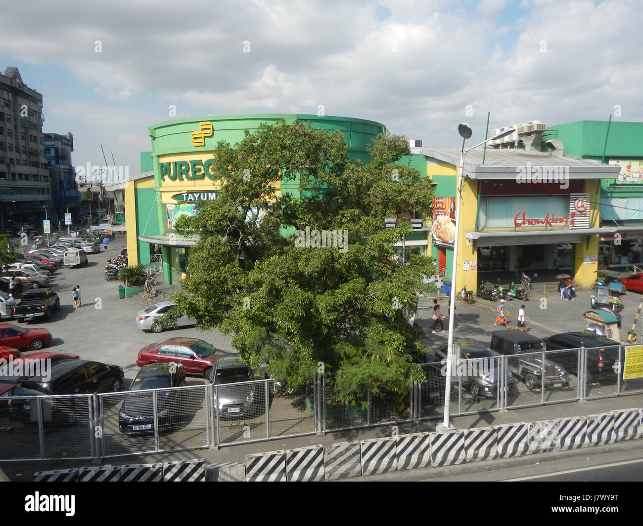 Questa immagine presenta una passerella pedonale situata vicino al ...
