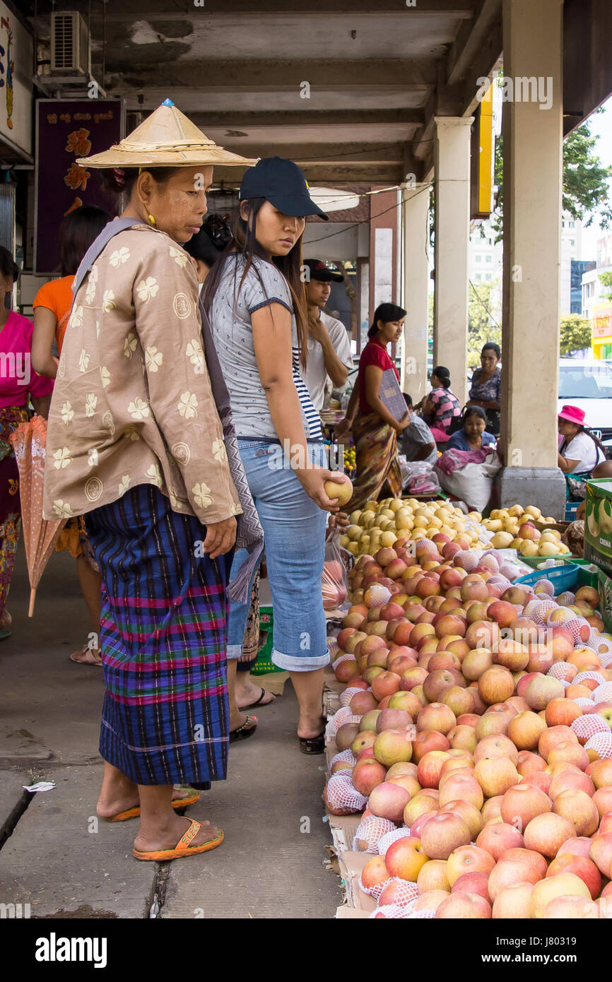 Monaca di myanmar accattonaggio immagini e fotografie stock ad alta ...