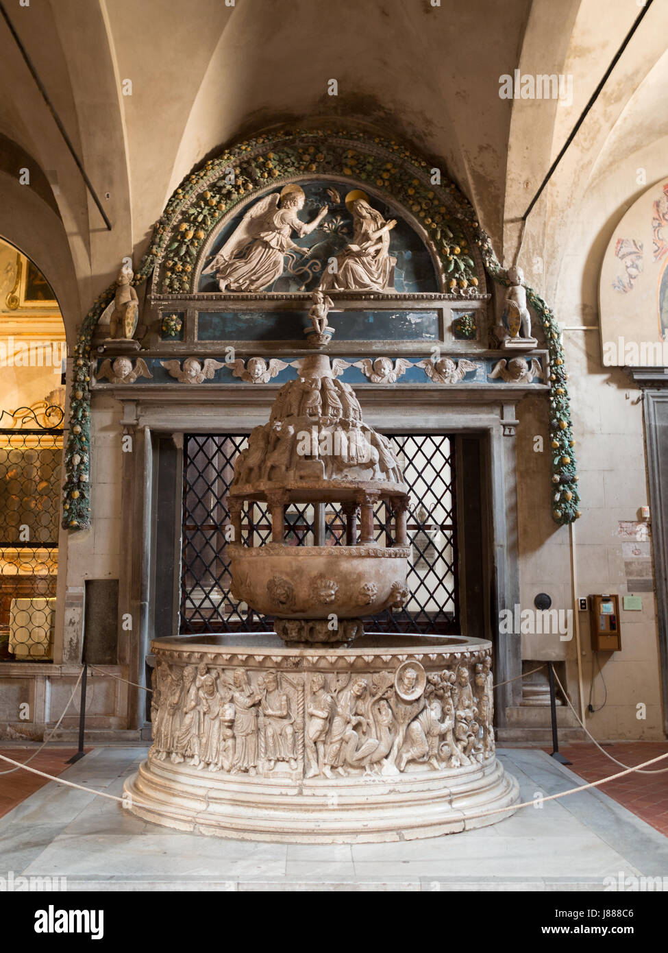 Fonte battesimale della Basilica di San Frediano, Luvva Foto stock - Alamy Fonte battesimale della Basilica di San Frediano, Luvva Foto stock - Alamy