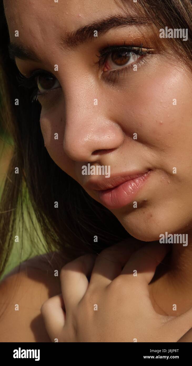 Ragazza timida immagini e fotografie stock ad alta risoluzione - Alamy