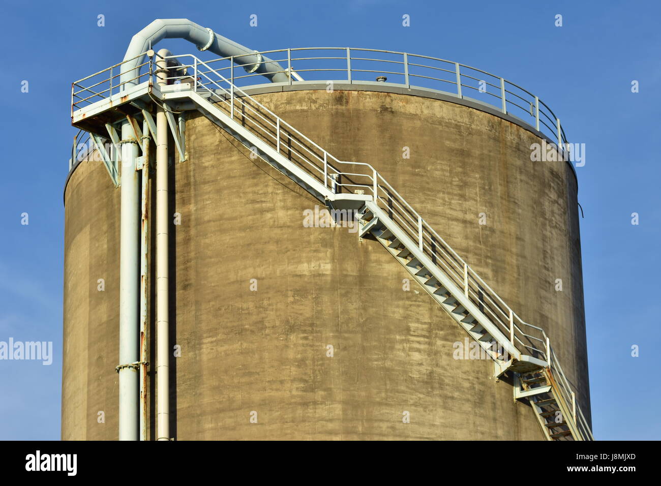 Calcestruzzo industriale cilindrico silo con scale di metallo con ...
