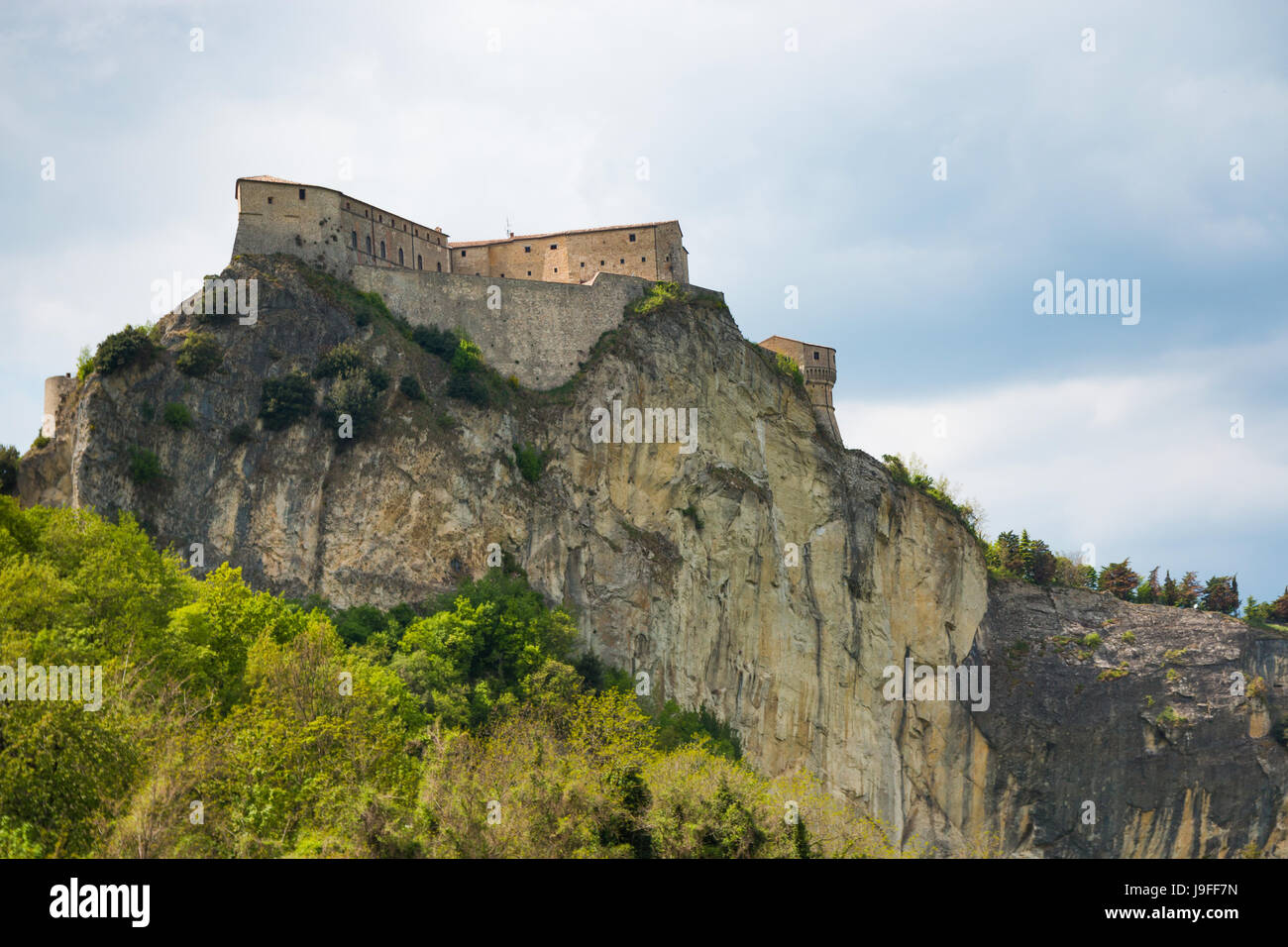 Vecchia medievale rocca di San Leo città su roccia nelle Marche in ...